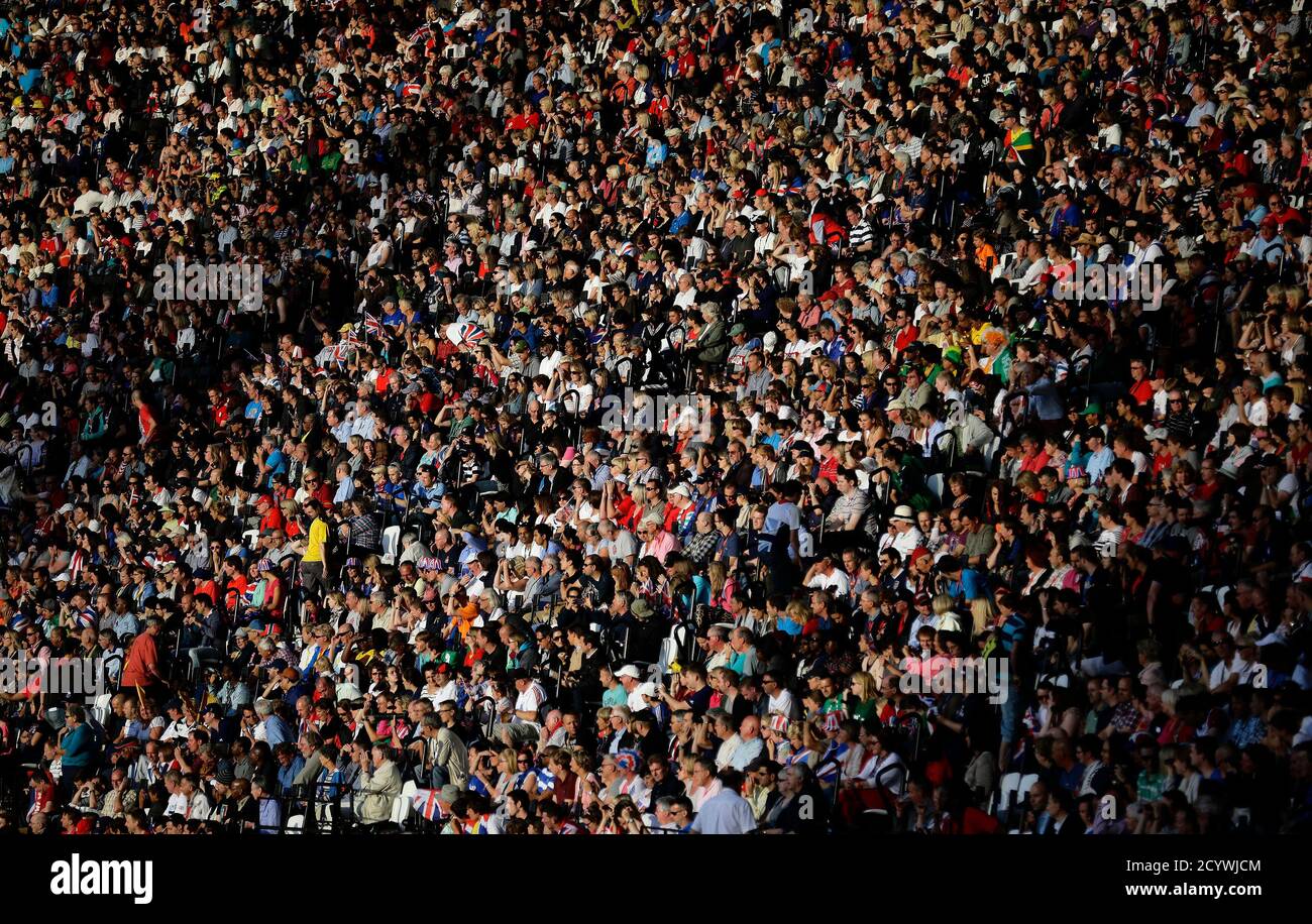 Crowd inside olympic stadium hi-res stock photography and images - Alamy