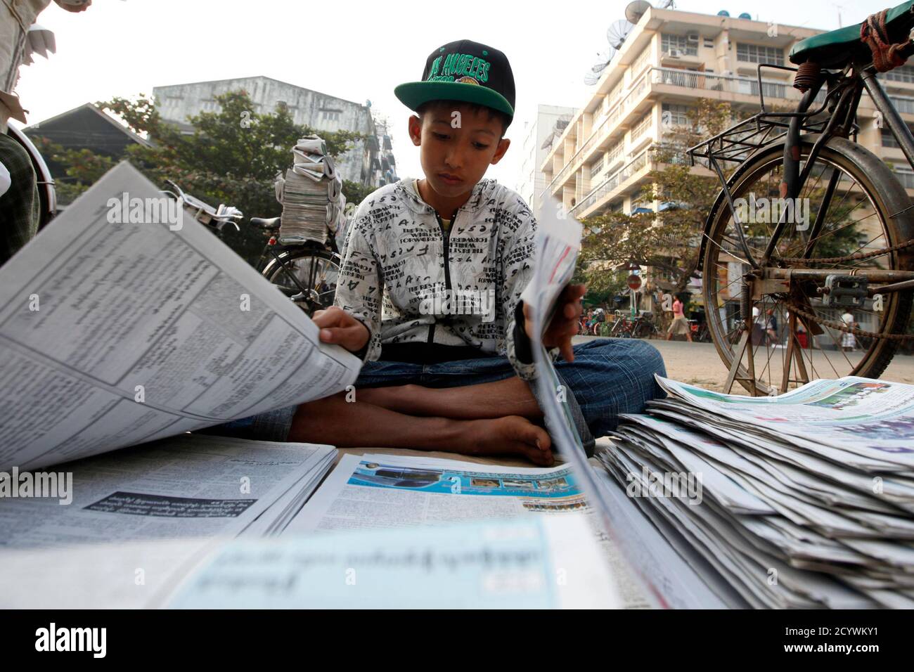 News boy selling newspaper hi-res stock photography and images - Alamy