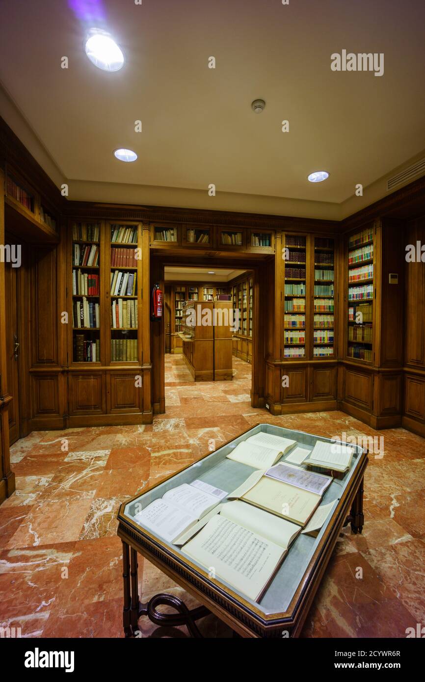 Estantes de la biblioteca hi-res stock photography and images - Alamy