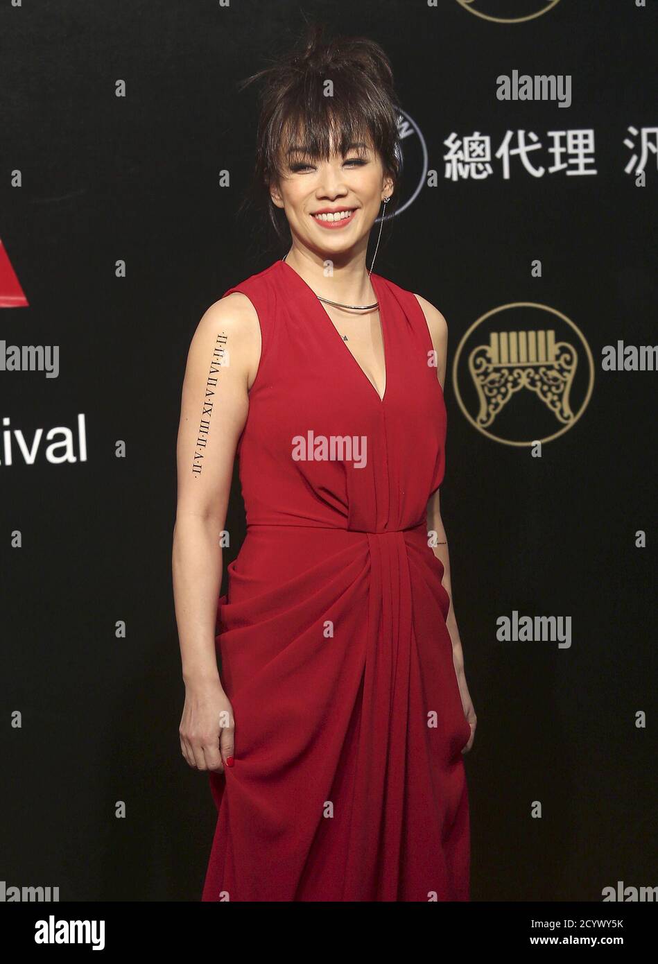 Singer sandy hi-res stock photography and images - Alamy