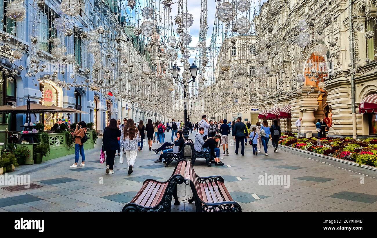 Golden street light hi-res stock photography and images - Alamy