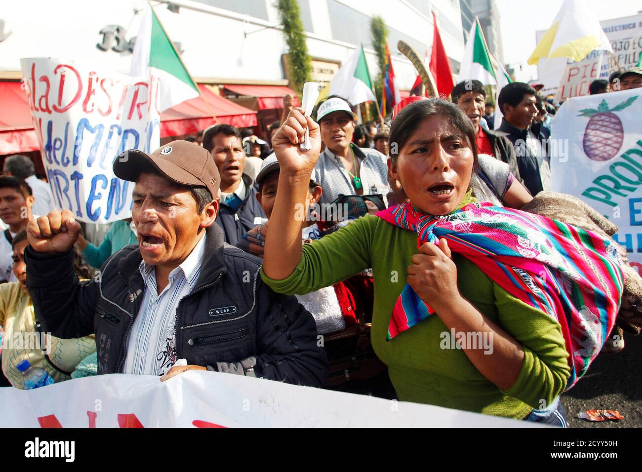 Indigenous peru dam hi-res stock photography and images - Alamy