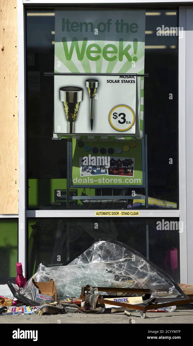 Broken store window police hi-res stock photography and images - Alamy