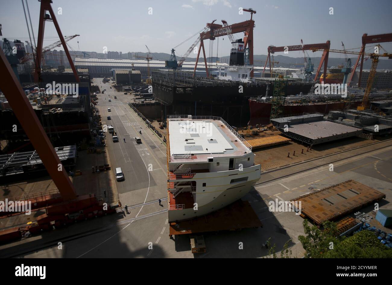 Hyundai heavy industries shipyard hi-res stock photography and images ...