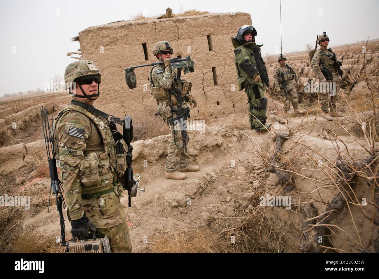 U S Army Soldiers Look On High Resolution Stock Photography and Images ...