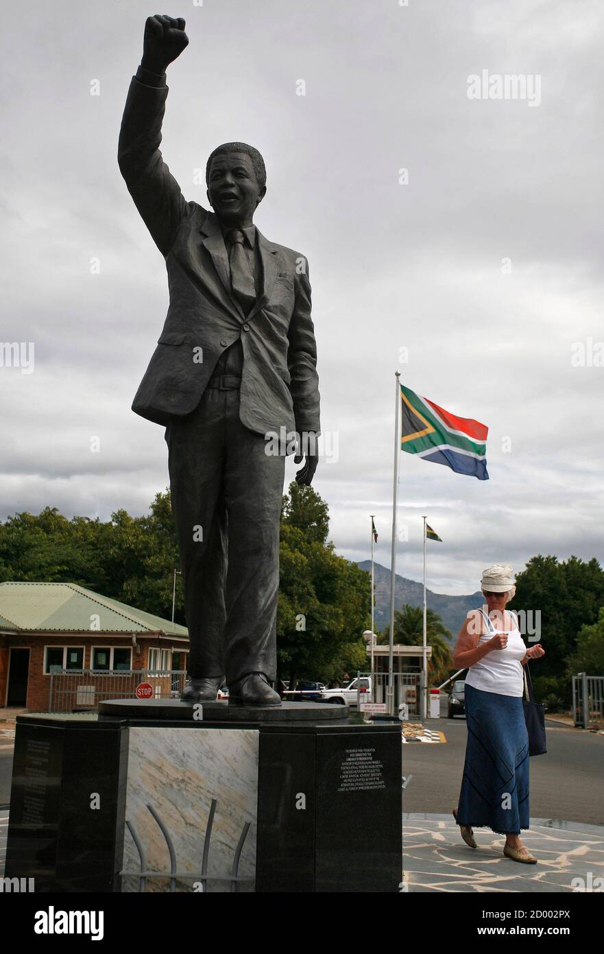 Nelson mandela global peace prize hi-res stock photography and images ...