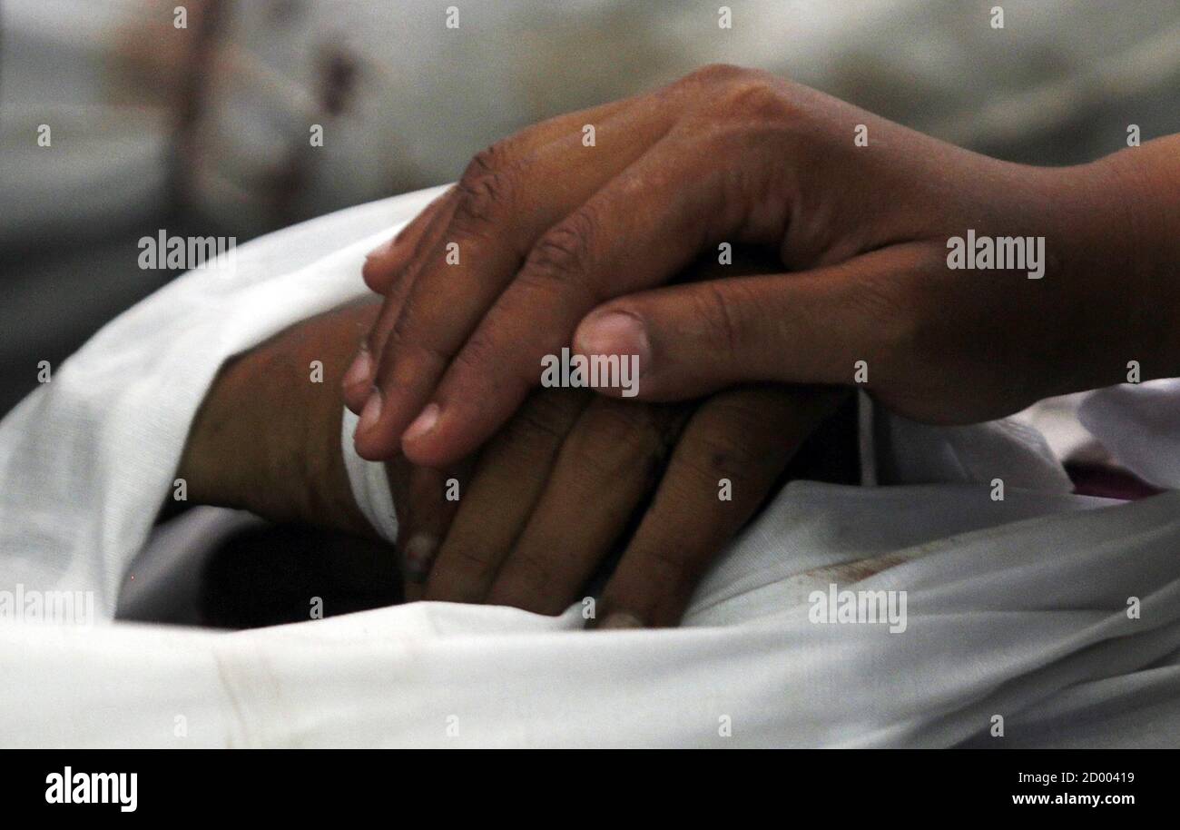 Dead bodies wrapped in white hi-res stock photography and images - Alamy