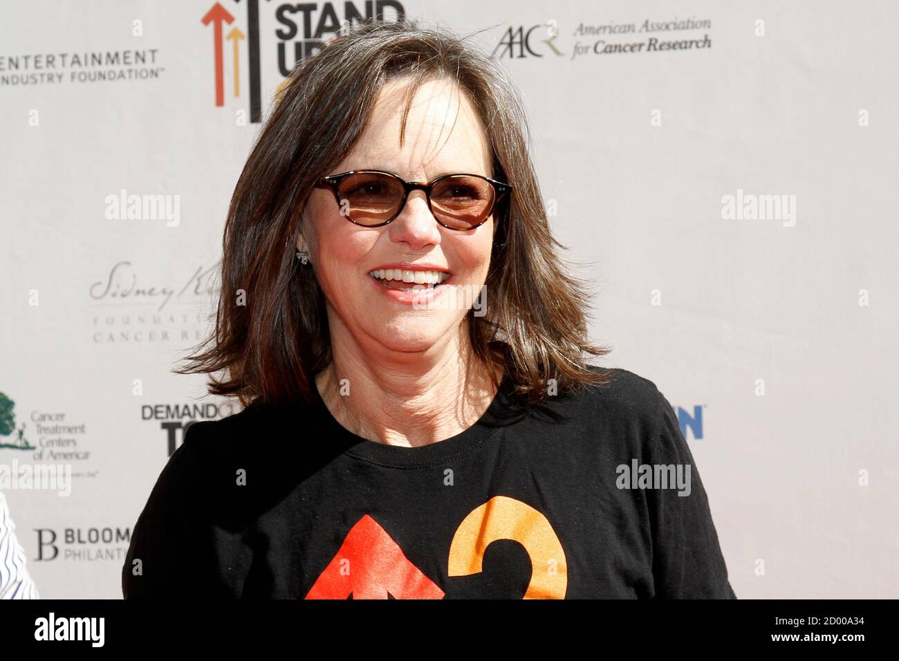 Sally field stand up to cancer 2010 hi-res stock photography and images ...