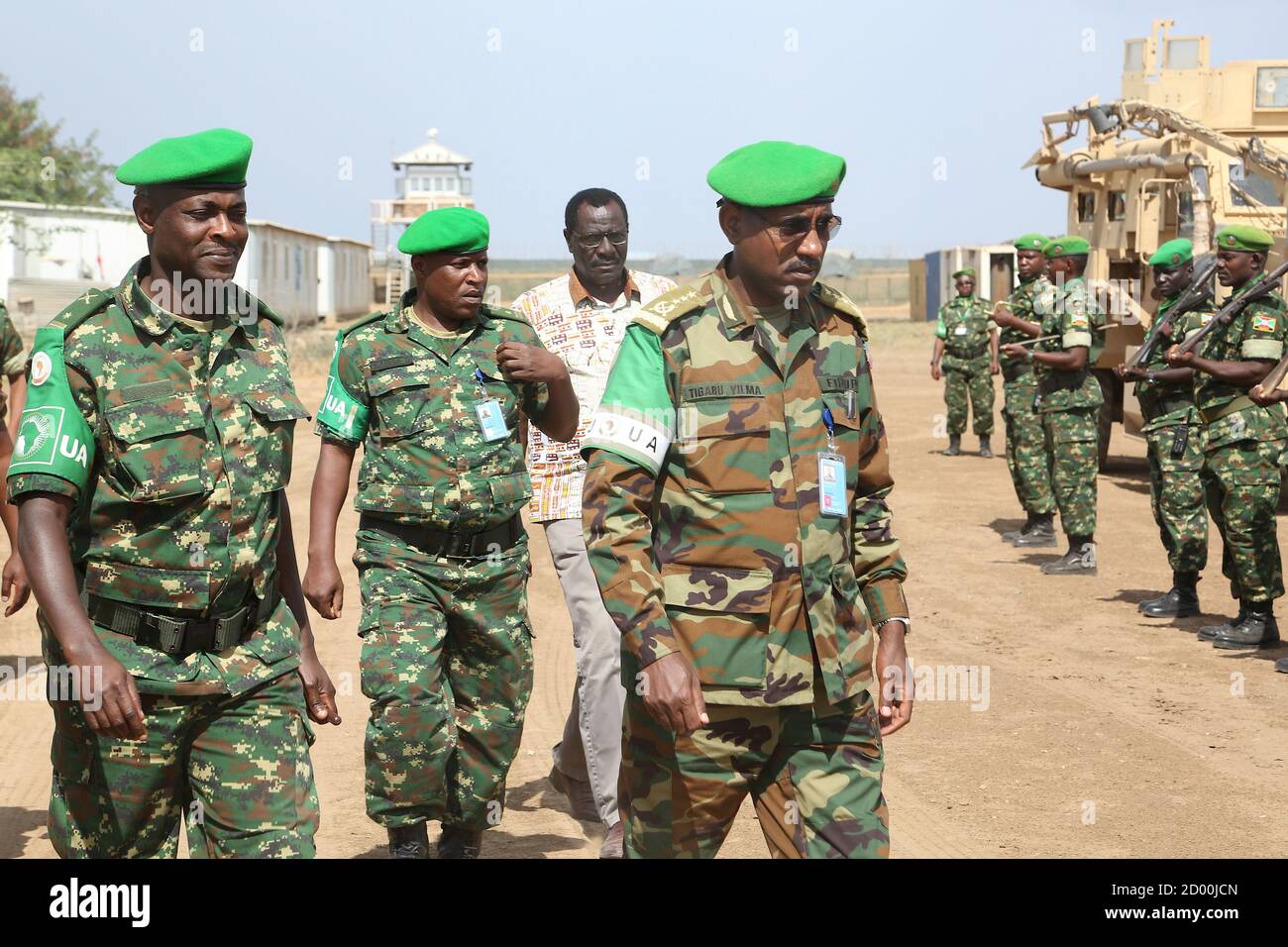 The AMISOM Force Commander, Lt. Gen. Tigabu Yilma Wondimhunegn (right ...