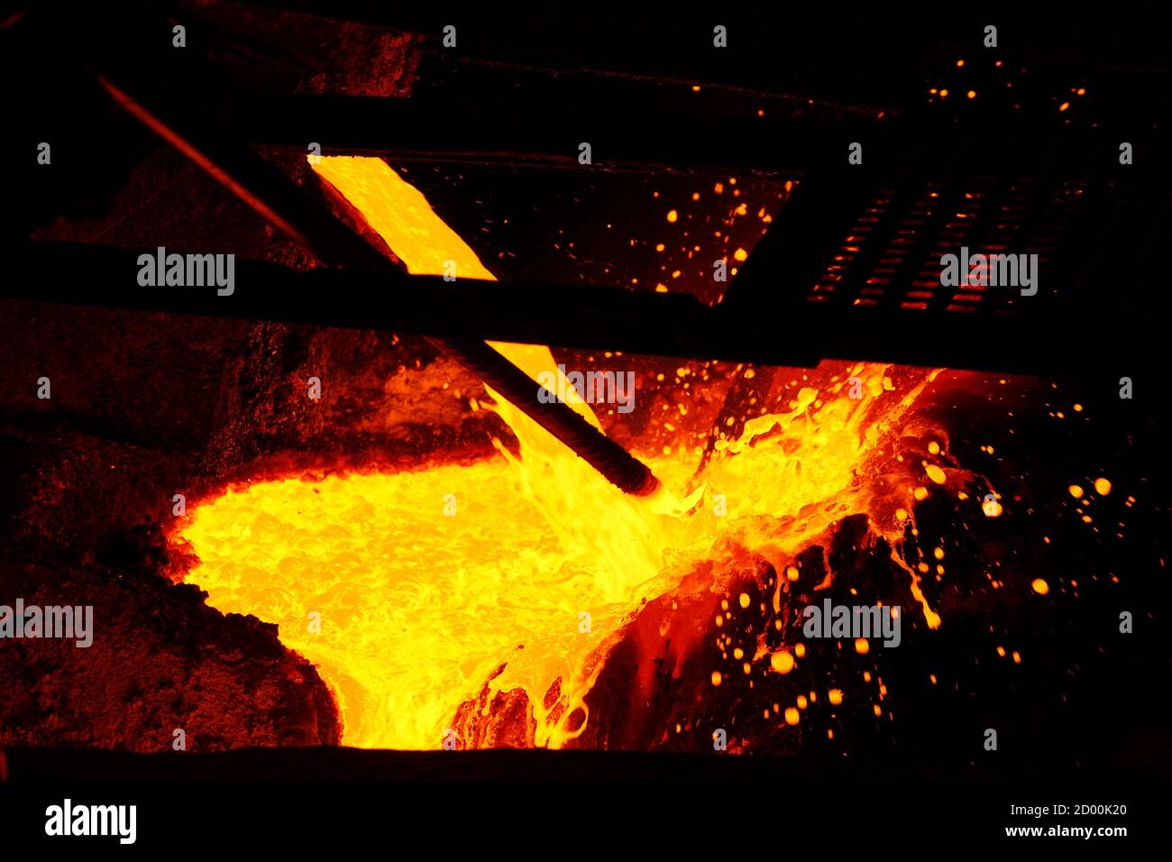 Molten copper poured hi-res stock photography and images - Alamy