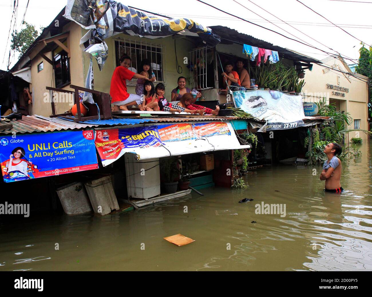 Flooding people on roof hi-res stock photography and images - Alamy