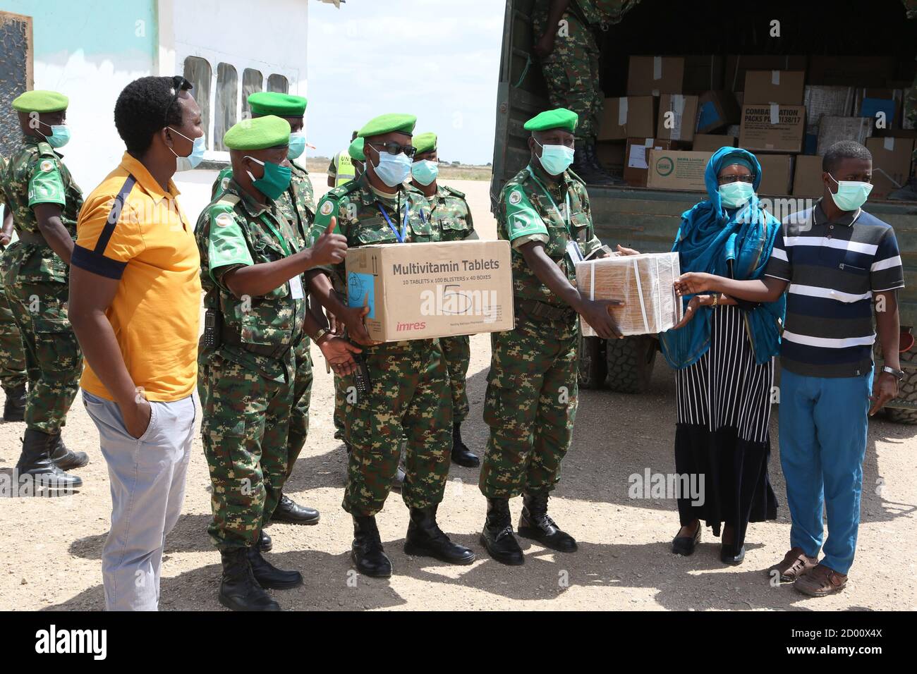 Burundian soldiers from AMISOM deliver medical supplies to HirShabelle ...