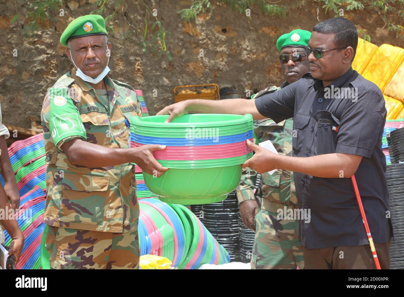 Somali refugees food aid hi-res stock photography and images - Alamy