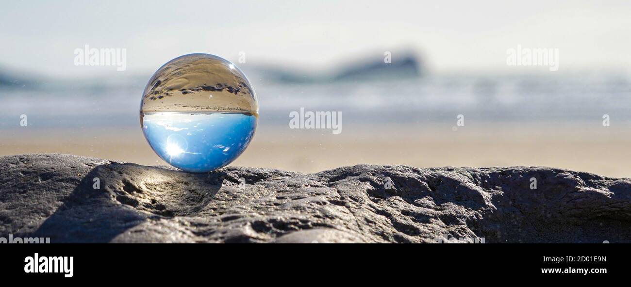 Refractive index glass of water hi-res stock photography and images - Alamy