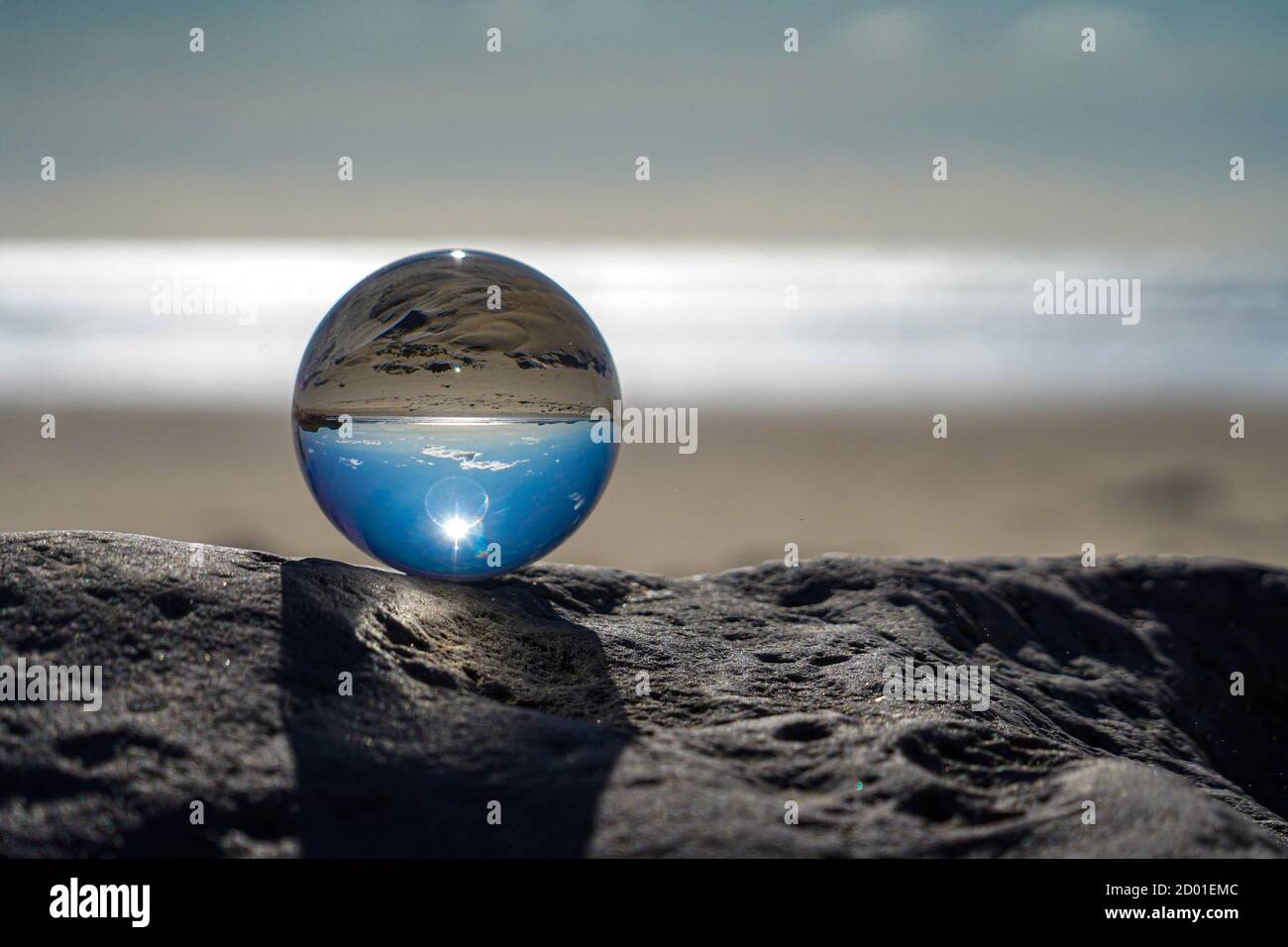 Refractive index glass of water hi-res stock photography and images - Alamy