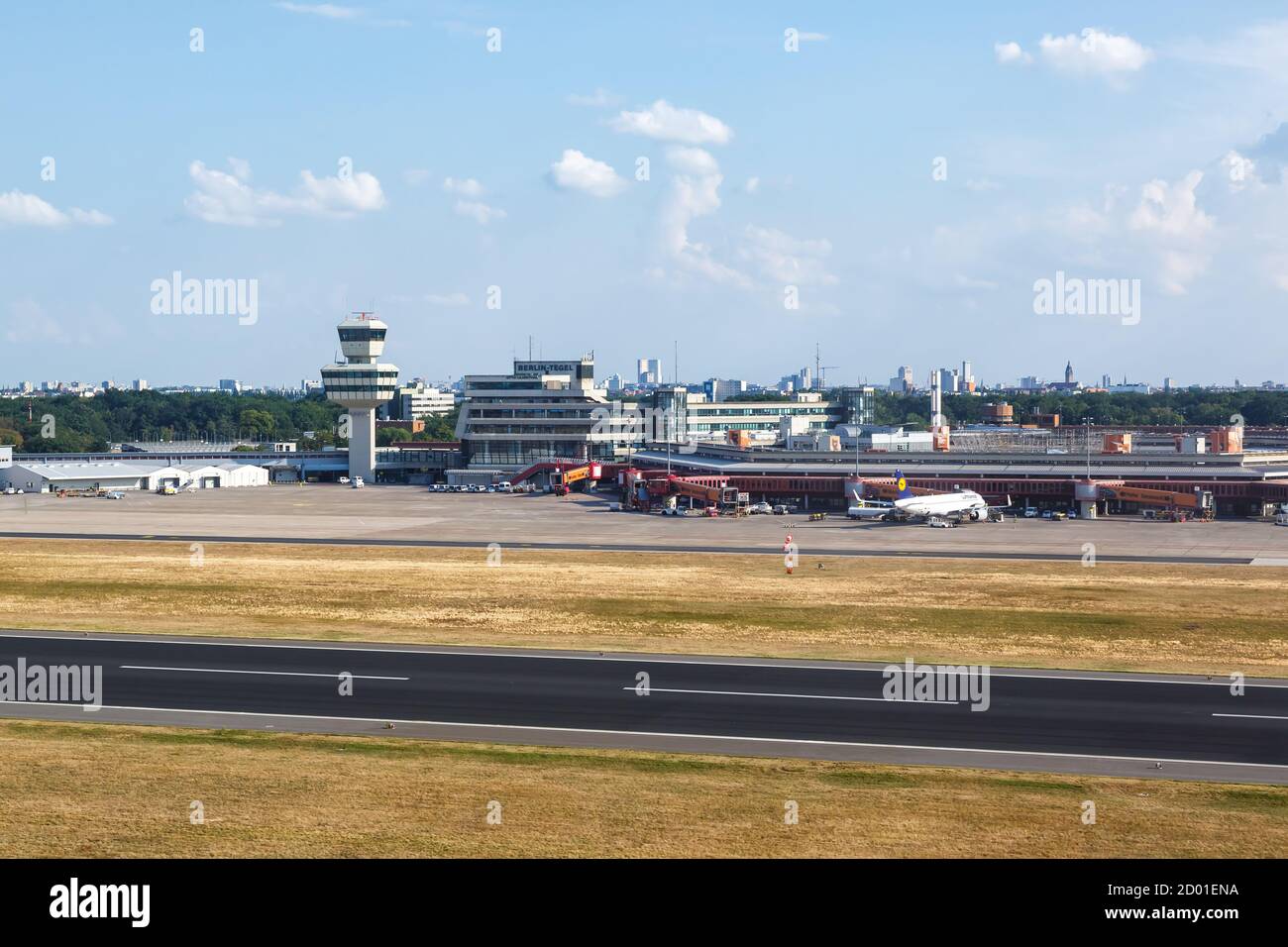 Airport terminal aerial hi-res stock photography and images - Alamy