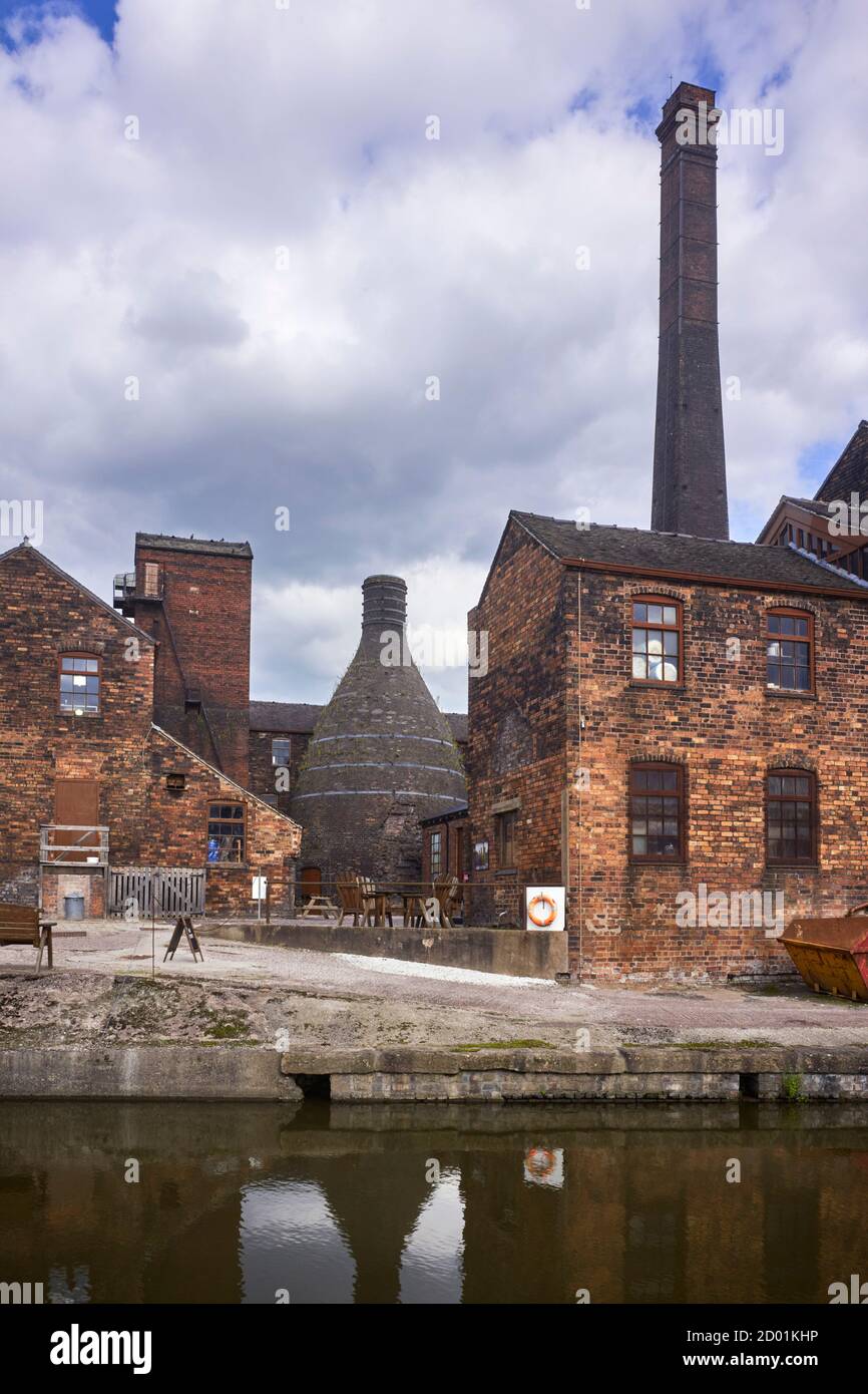 Middleport pottery and bottle kiln on the bank of the Trent and Mersey ...