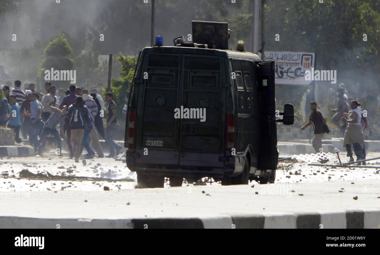 Crowd running away hi-res stock photography and images - Alamy