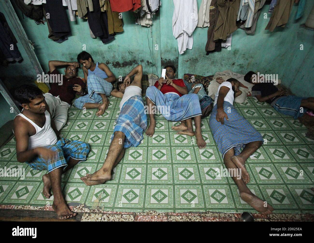 Indian migrant workers in mumbai hi-res stock photography and images ...