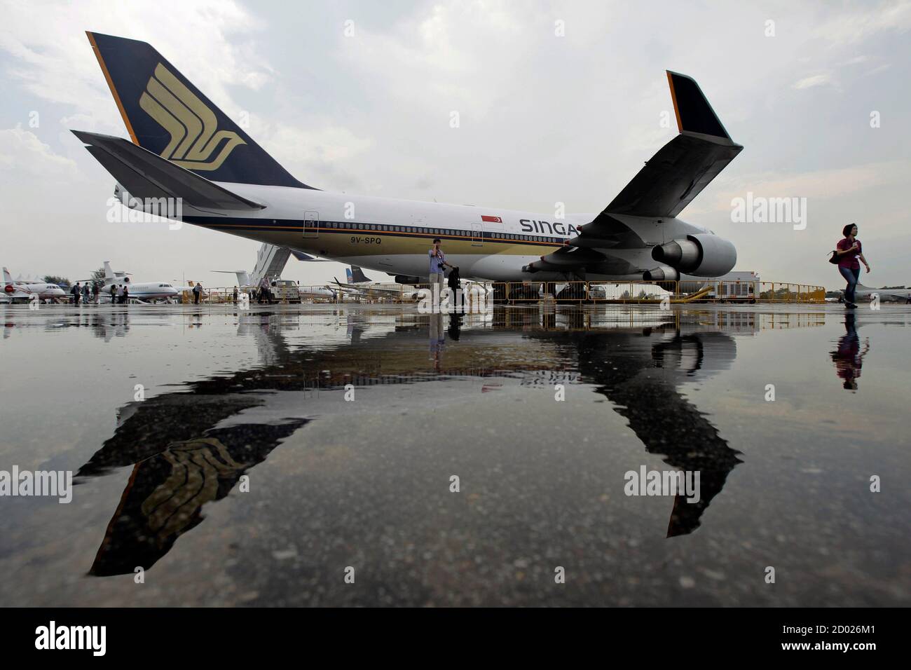 Singapore airlines boeing 747 hi-res stock photography and images - Alamy