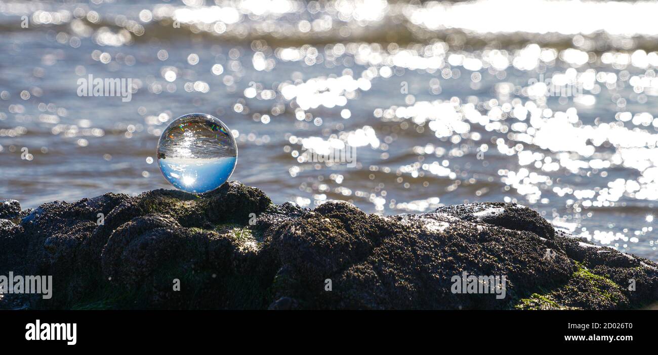 Refractive index glass of water hi-res stock photography and images - Alamy