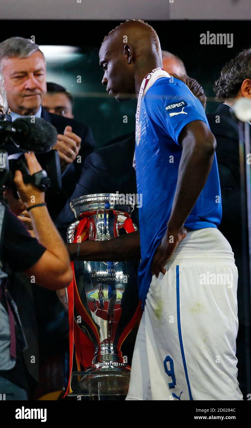 Spain euro 2012 final trophy hi-res stock photography and images - Alamy
