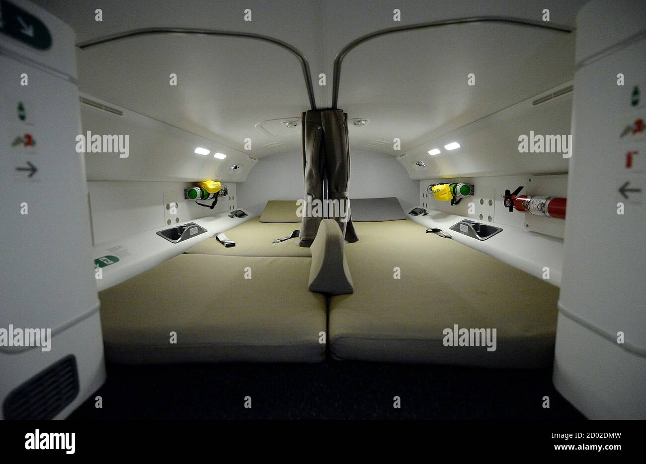 Boeing 787 dreamliner interior business hi-res stock photography and ...