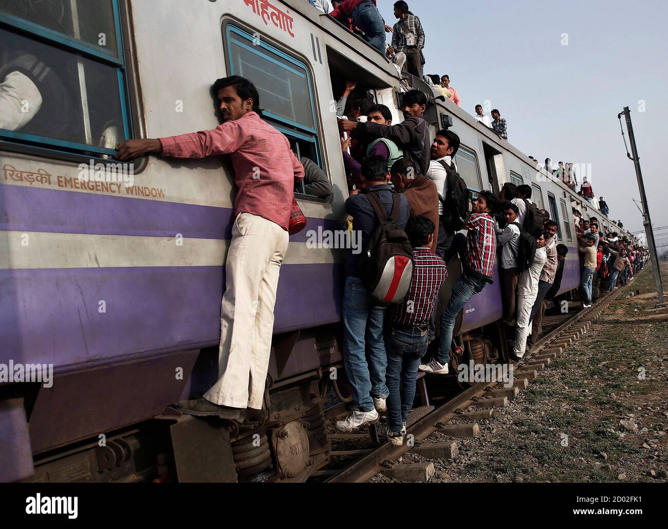 Overcrowded train hi-res stock photography and images - Alamy