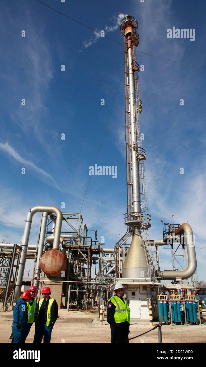 Crude distillation tower hi-res stock photography and images - Alamy
