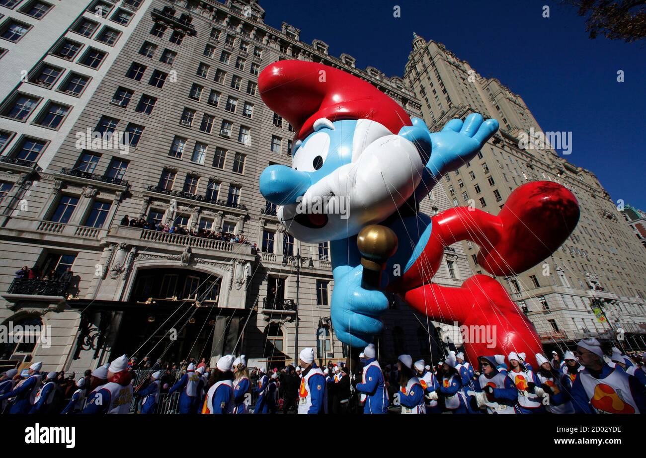 Papa smurf balloon hi-res stock photography and images - Alamy