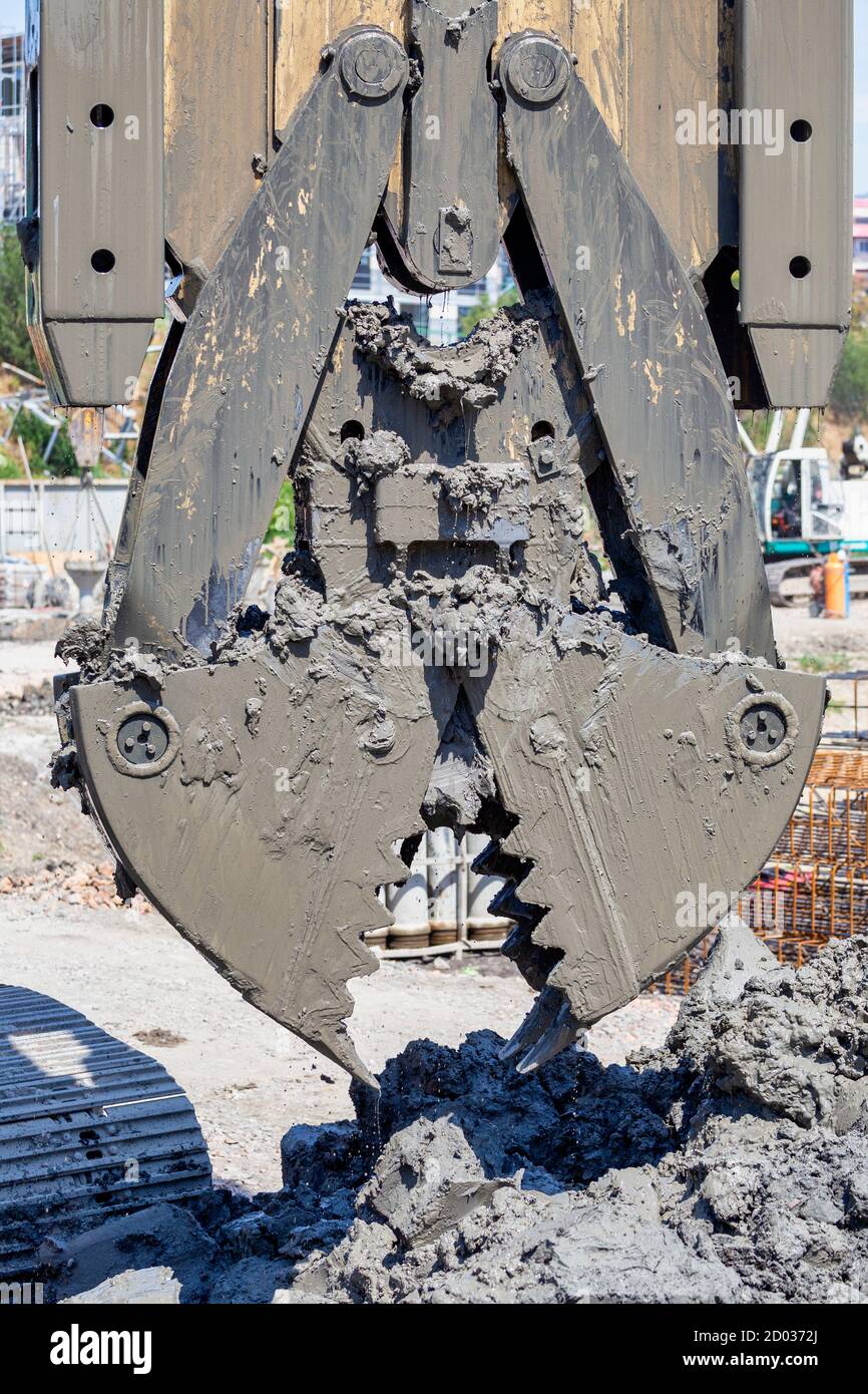 Piling rig jaws used for diaphragm walls at the construction site Stock ...