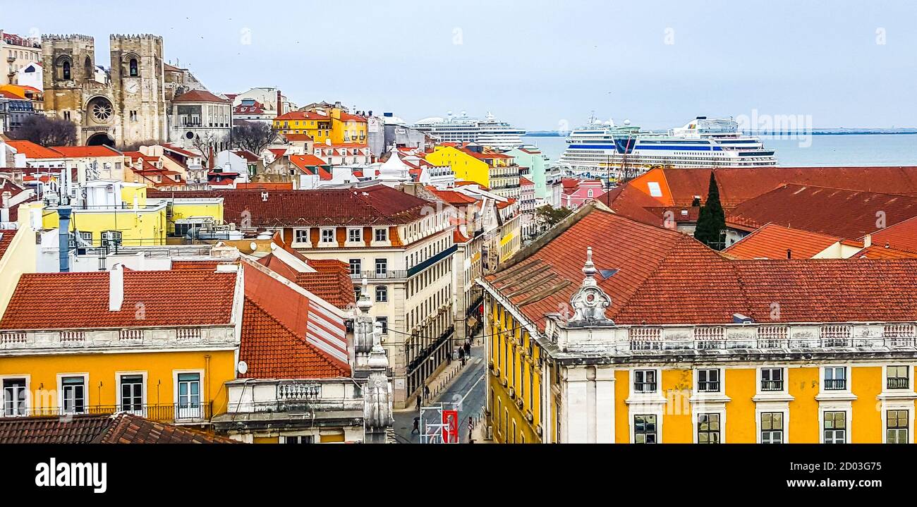 Red rooftop houses portugal hi-res stock photography and images - Alamy