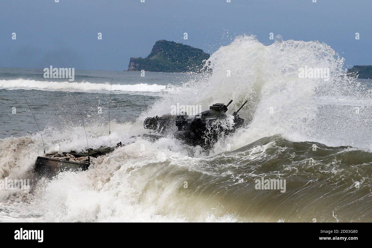 Amphibious assault vehicle aav hi-res stock photography and images - Alamy