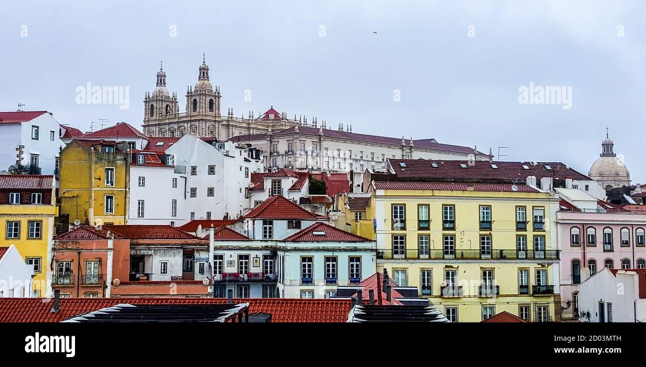 Red rooftop houses portugal hi-res stock photography and images - Alamy