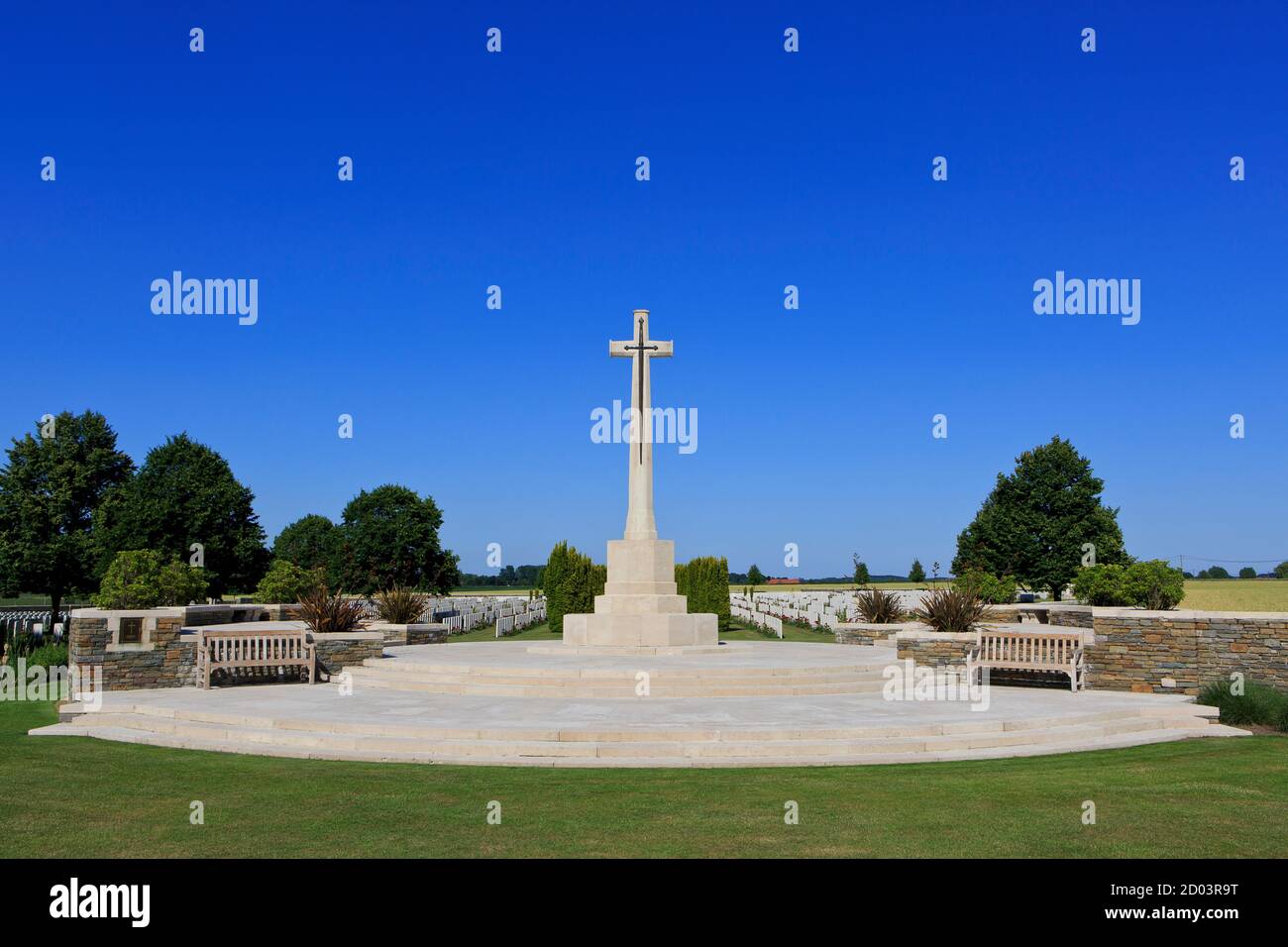 The Cross of Sacrifice (First and Second World War) Bedford House ...