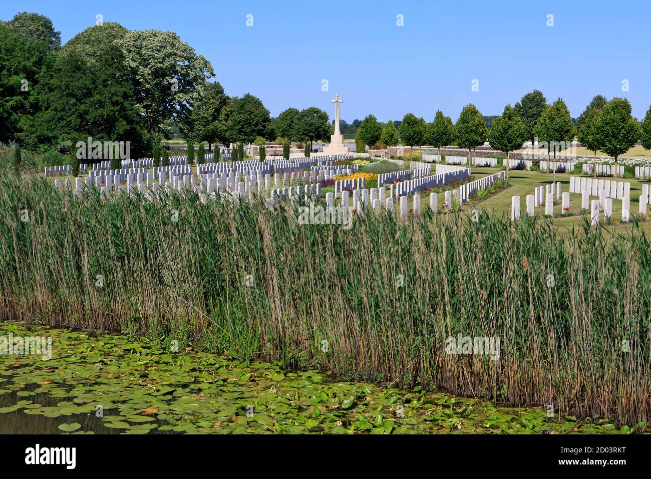 Graves at the (First and Second World War) Bedford House Cemetery ...