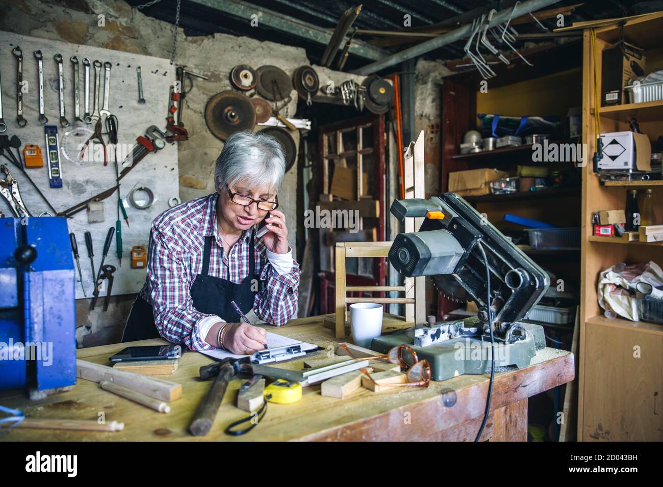 Female carpenter writing diy hi-res stock photography and images - Alamy