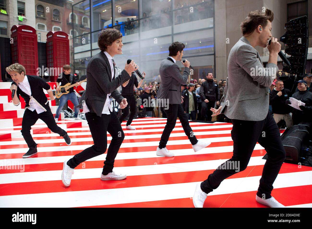 One direction band on stage hi-res stock photography and images - Alamy