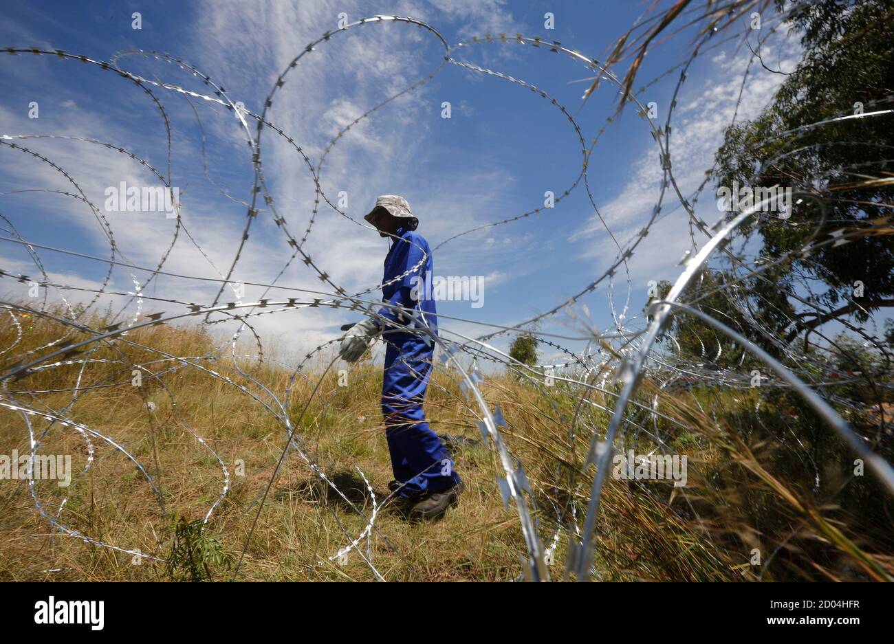 Gold razor hi-res stock photography and images - Alamy