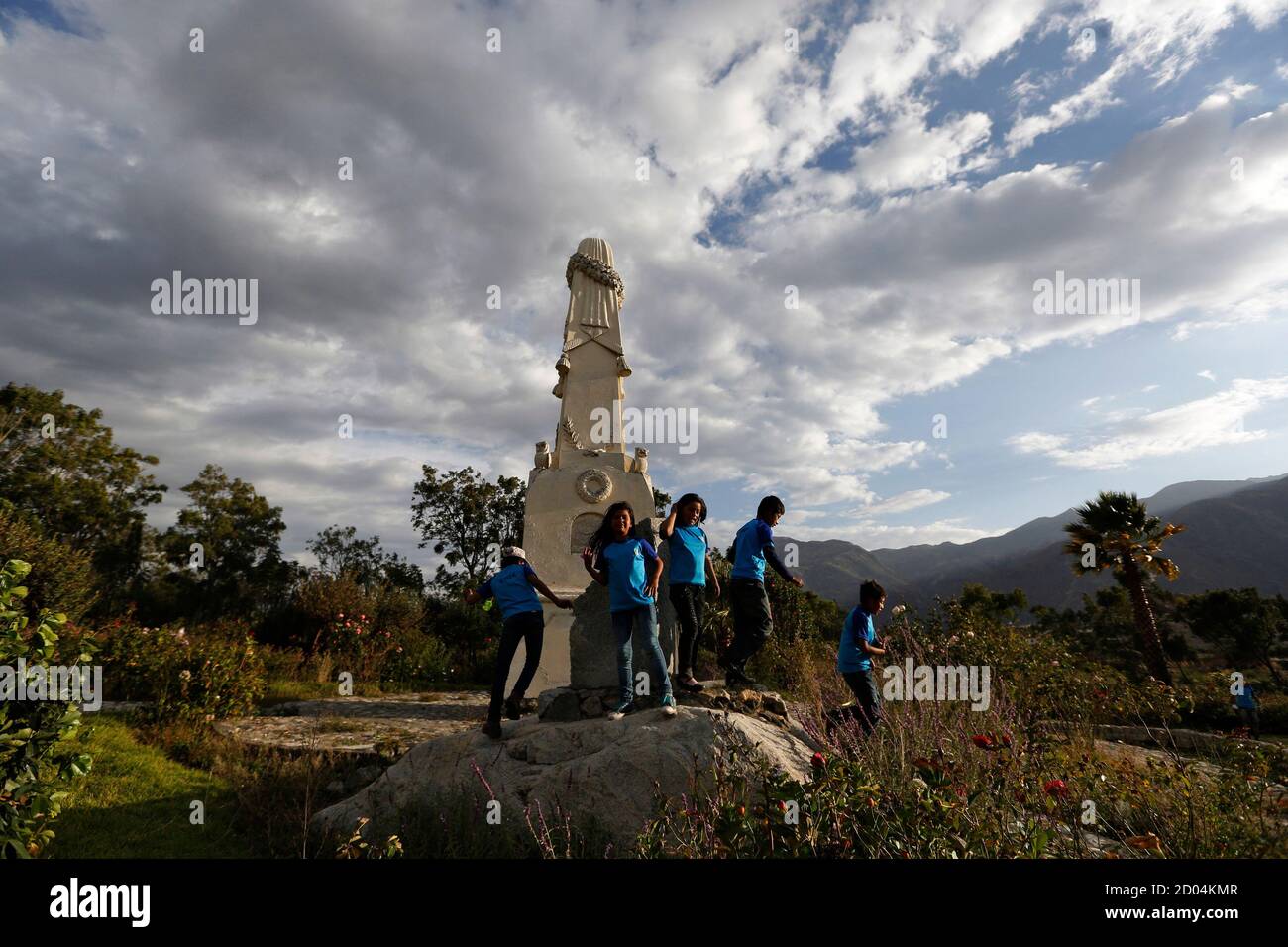 Peru avalanche 1970 hi-res stock photography and images - Alamy