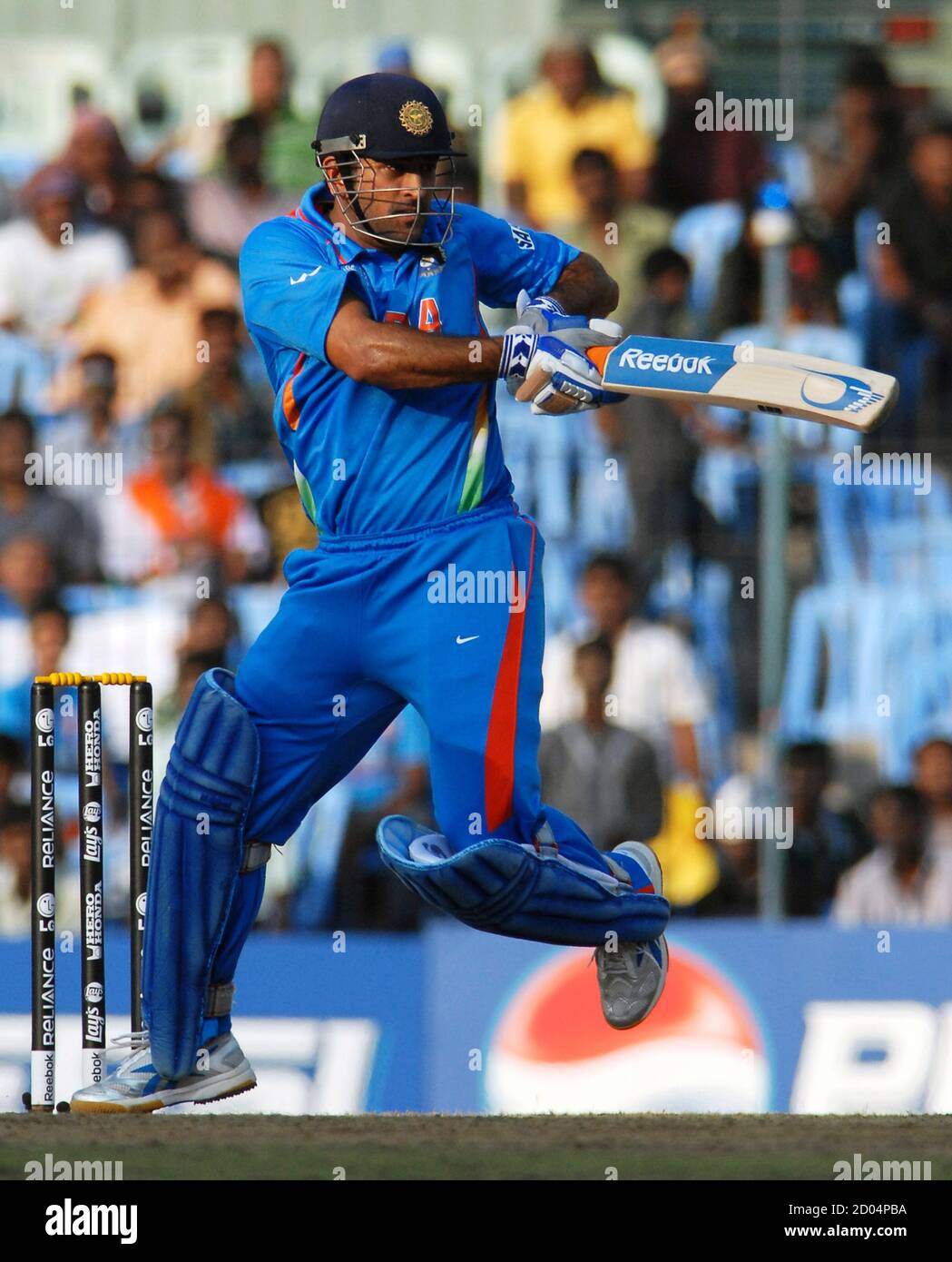 Dhoni world cup 2011 hi-res stock photography and images - Alamy