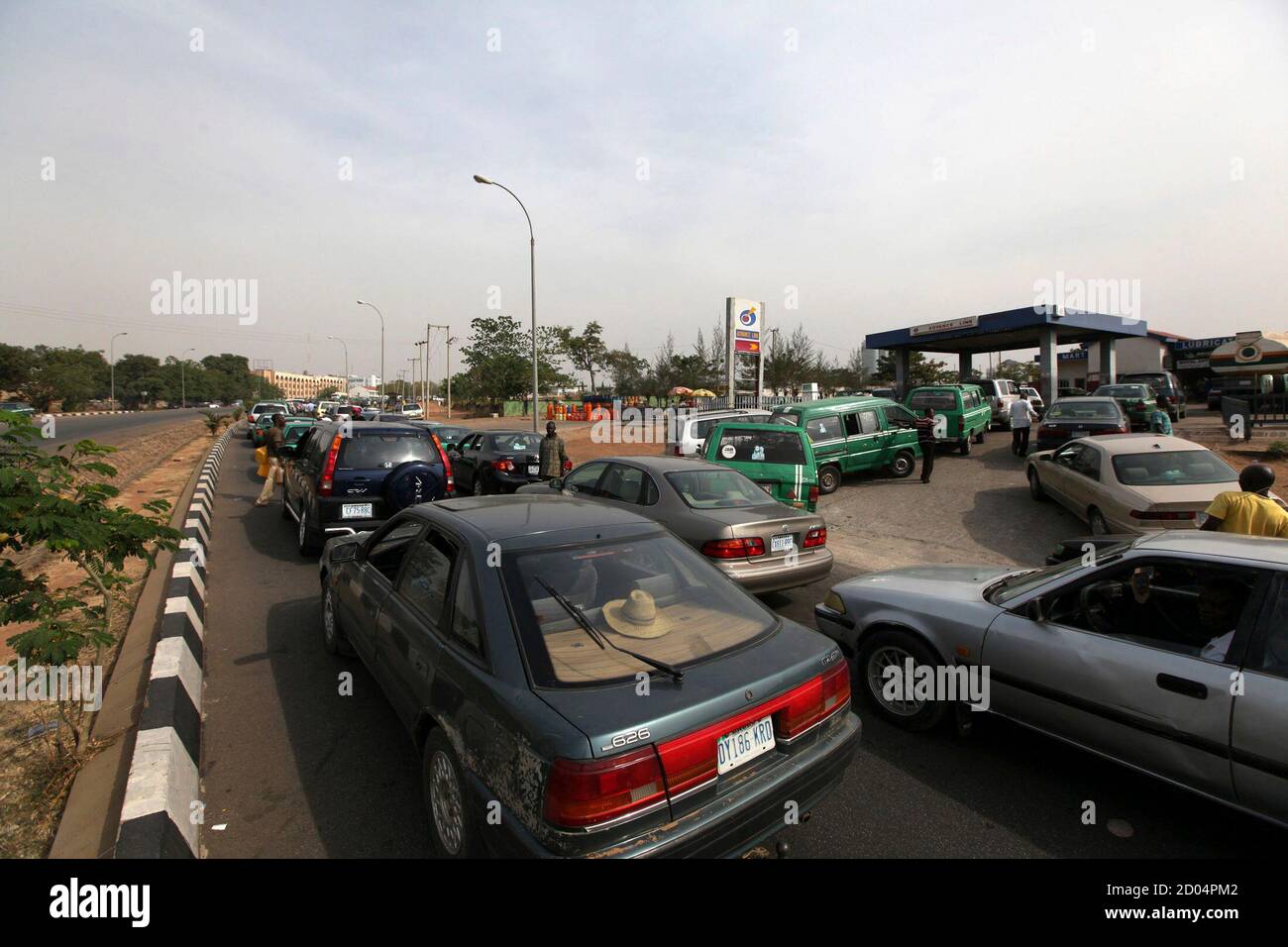 Vehicles queue hi-res stock photography and images - Alamy