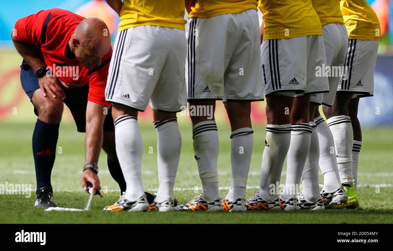 Referee vanishing spray hi-res stock photography and images - Alamy