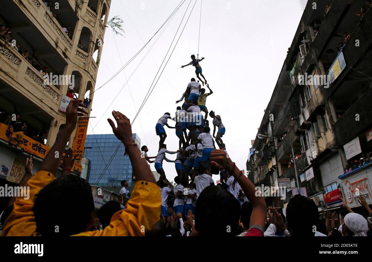 Human pyramid in mumbai hi-res stock photography and images - Alamy