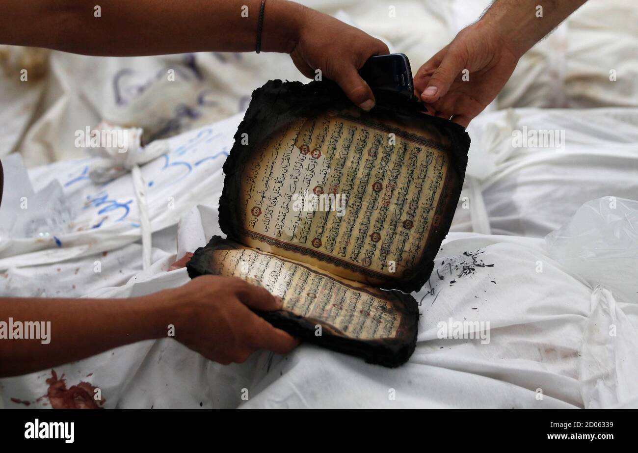 Dead bodies wrapped in white hi-res stock photography and images - Alamy