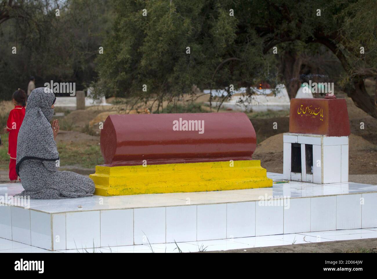 Graveyard islamic pakistan hi-res stock photography and images - Alamy