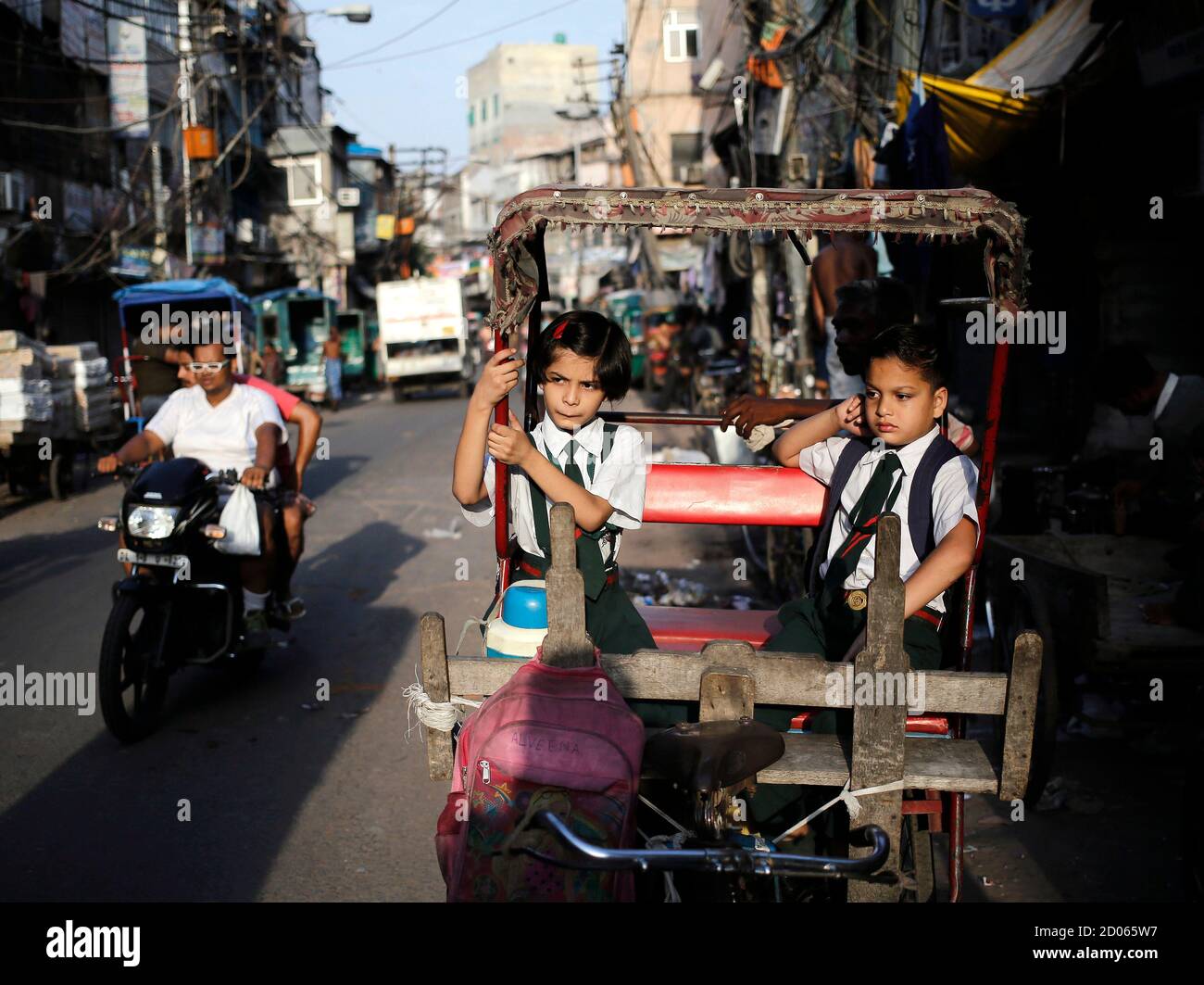 School children in cycle rickshaw hi-res stock photography and images ...