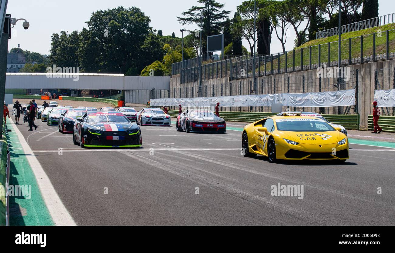 Straight line formation hi-res stock photography and images - Alamy