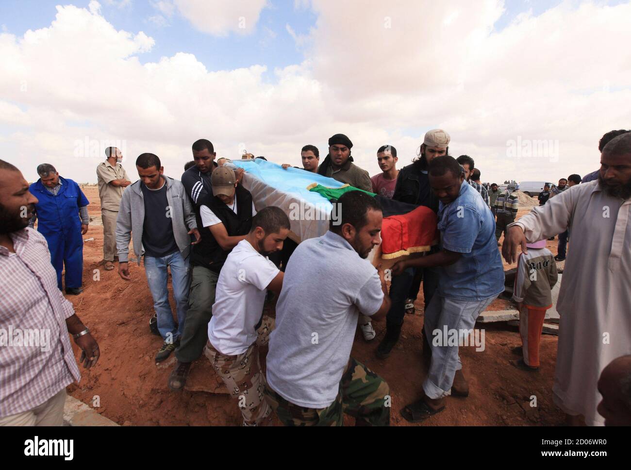 People carry coffin rebel killed hi-res stock photography and images ...