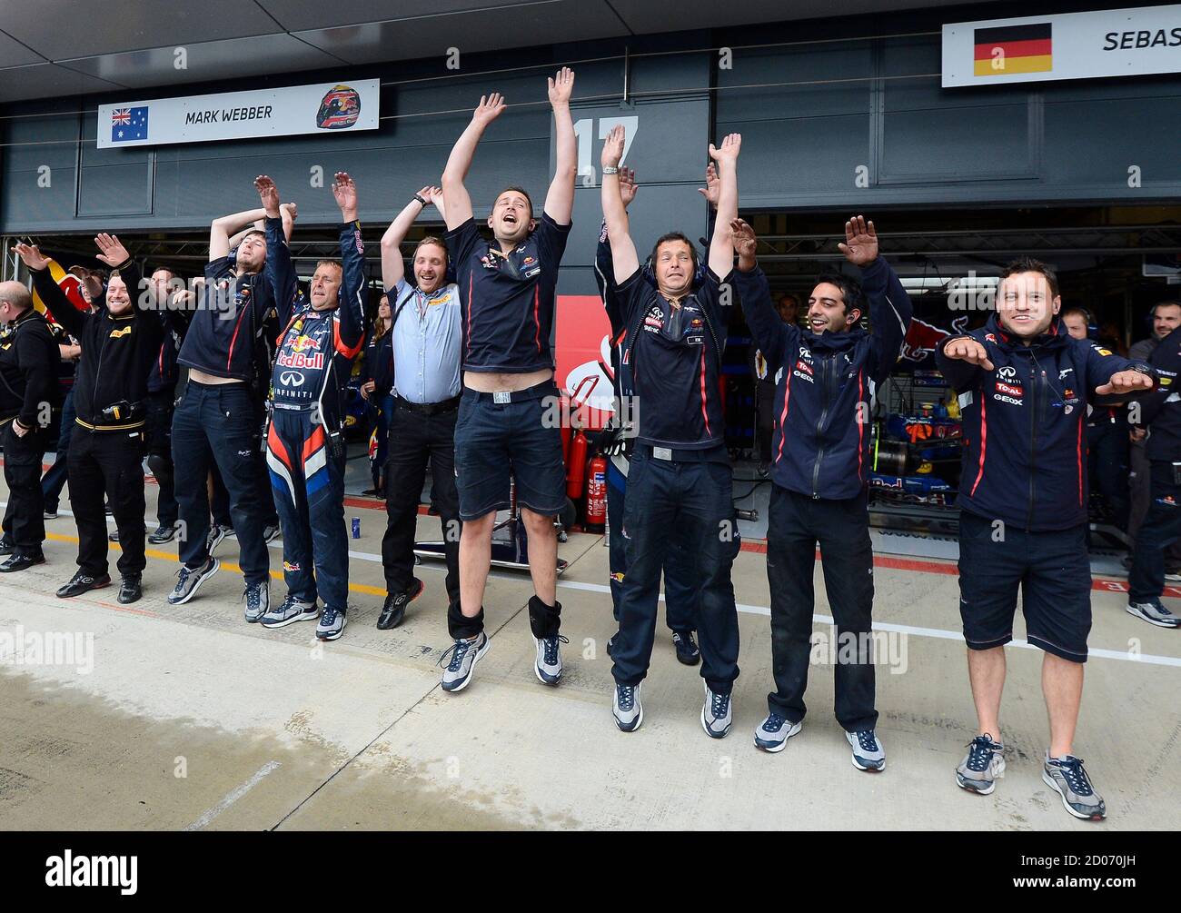 Formula 1 pit crew in rain hi-res stock photography and images - Alamy